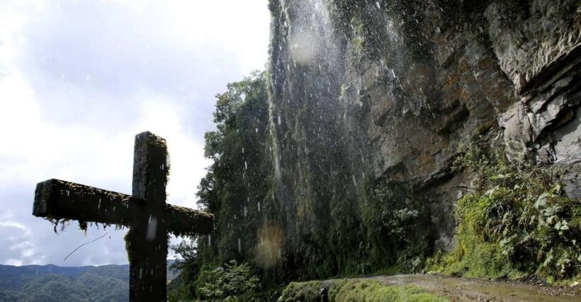 From La Paz: Death Route by mountain bike Tur guided tour - An In-Depth Look at the Tour