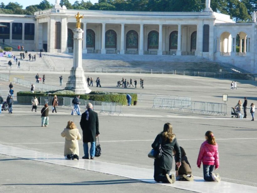 From Lisbon: Fatima, Batalha, Nazare and Obidos Tour - Delighting in Nazaré’s Coastal Charm