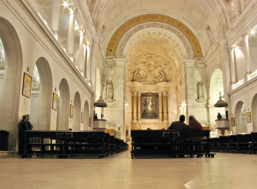 From Lisbon: Fátima, Nazaré, Batalha, and Óbidos Guided Tour - The Guide and Group Experience