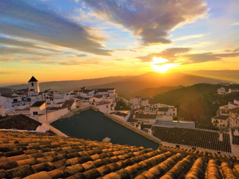 From Málaga: El Saltillo Gorge and White Village Hiking Tour - Key Points