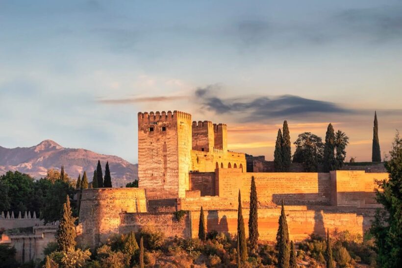 From Málaga: Sunset Alhambra Tour with Tickets - Key Points