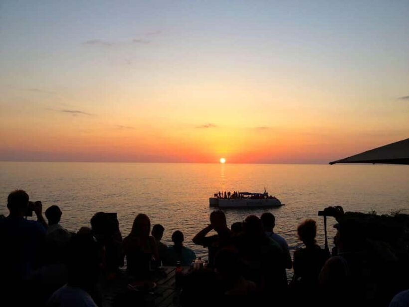 From Montego Bay: Negril Beach Daytrip & Rick's Cafe Sunset - Rick’s Cafe: Cliff Diving and Sunset Spectacle