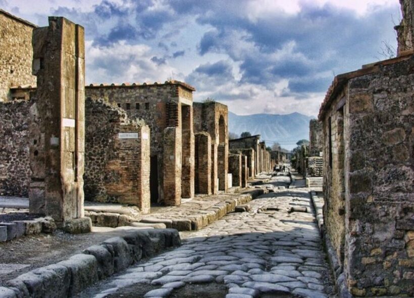 From Naples: Pompeii and Herculaneum VIP Tour with Lunch - Exploring Pompeii and Herculaneum: A Deep Dive