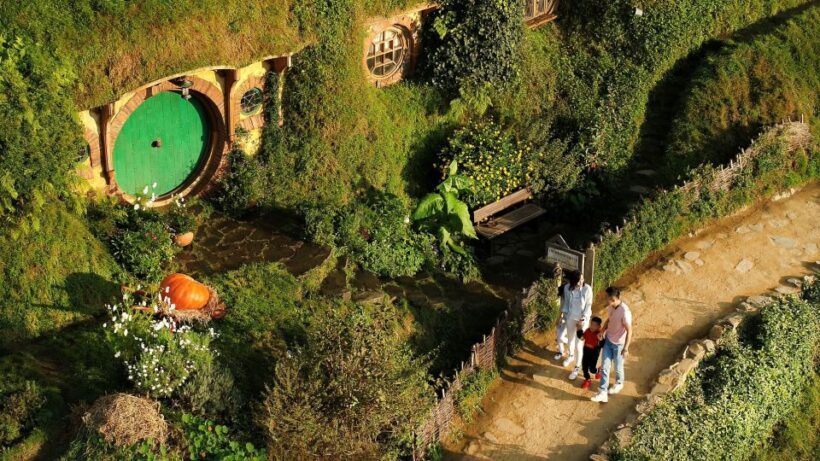 From Rotorua: Hobbiton Movie Set Tour with Festive Lunch - Key Points