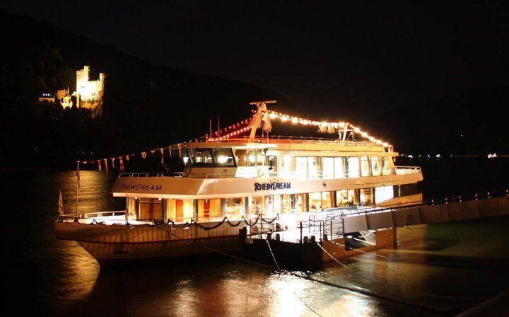 From Rüdesheim: 2-hour Christmas Boat Tour on the Rhine - An enchanting holiday escape on the Rhine