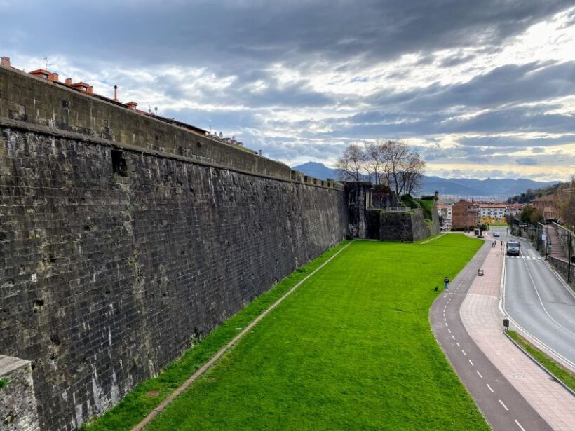 From San Sebastian: Hondarribia Sightseeing and Pintxos - Discovering Hondarribia’s Historic Center