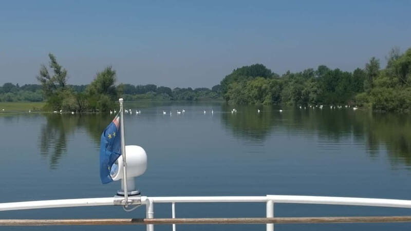 From the magic of the lakes to the ingenuity of Leonardo: sailing through waters and locks - A detailed look at the experience