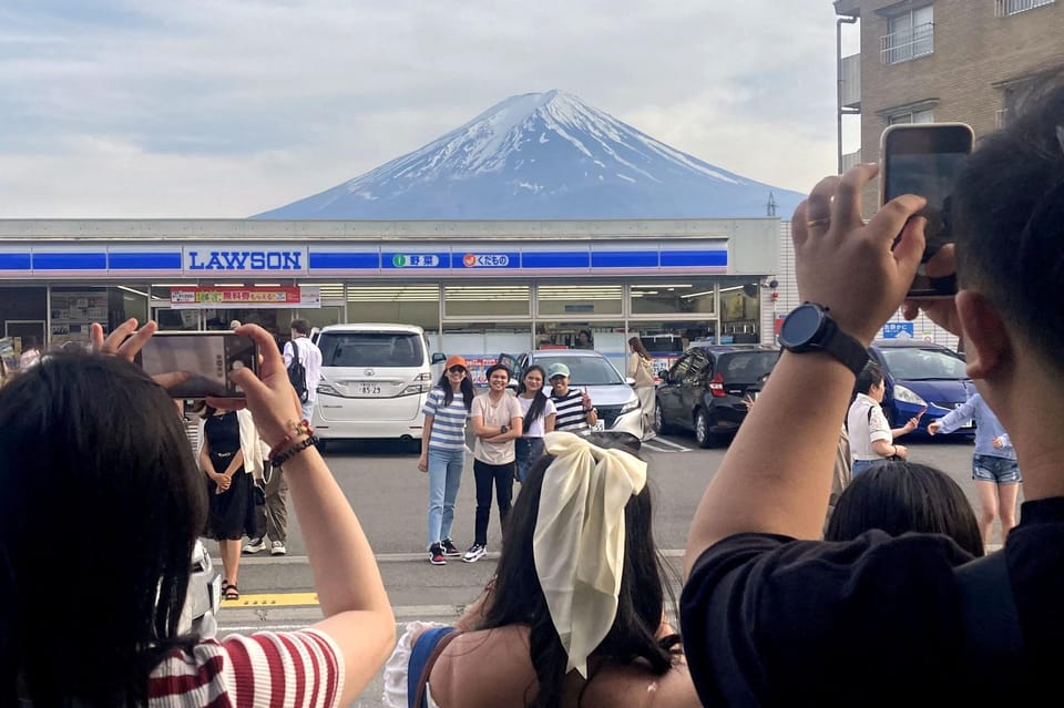 From Tokyo: Mount Fuji Day Trip With English Speaking Driver - Discovering the Charming Village of Oshino Hakkai