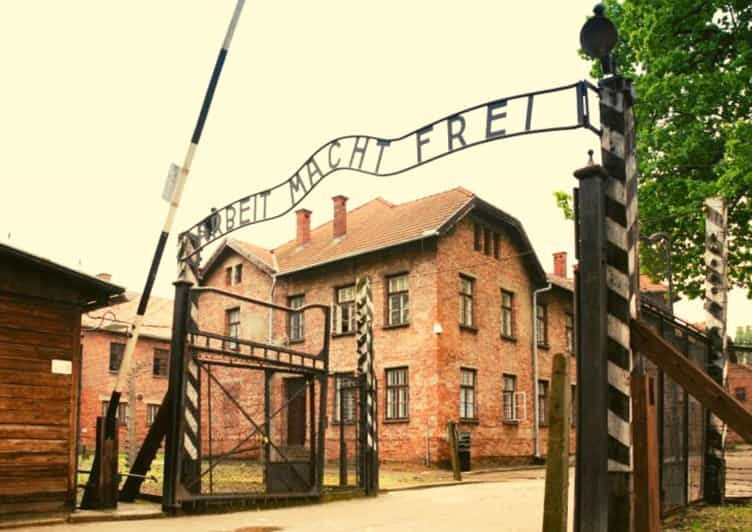 From Warsaw: Auschwitz Day Tour by Private Car with Lunch - Detailed Breakdown of the Itinerary