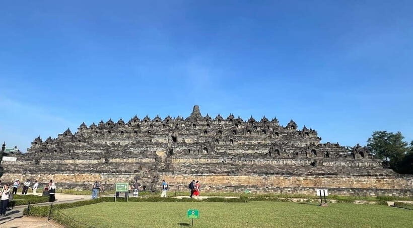 From Yogyakarta: Borobudur, Chicken Church & Mendut Temple - Mendut Temple — Artistic and Cultural Charm