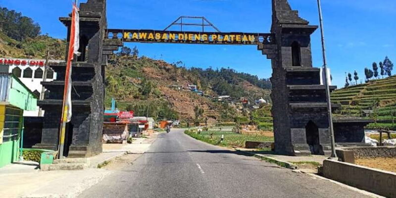 From Yogyakarta: Golden Sunrise Dieng Plateau Trip Full Day - Reaching Sikunir Hill and the Sunrise