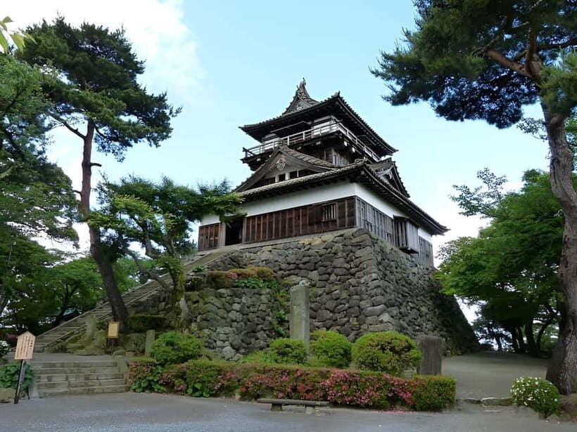 Fukui: Maruoka Castle Admission Ticket - The Magic of Cherry Blossom Season