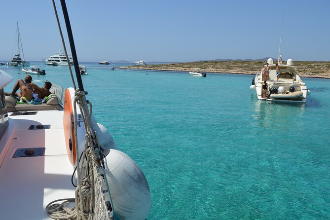Full Day Catamaran Cruise in Paros - Onboard Amenities and Dining Options