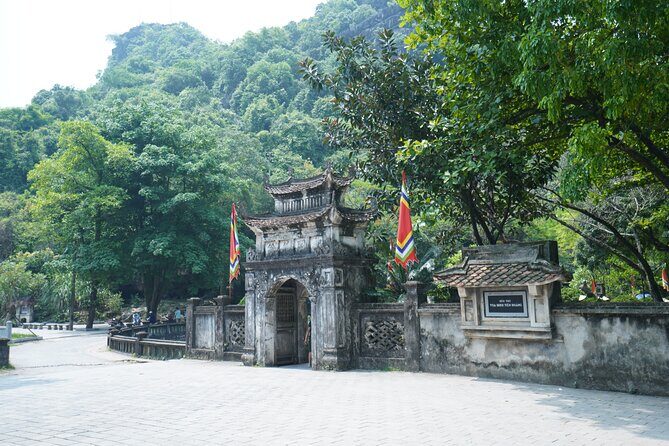 Full Day Hoa Lu/Tam Coc/ Mua Cave Tour by Limousine Bus - Exploring Hoa Lu: Vietnam’s Ancient Capital