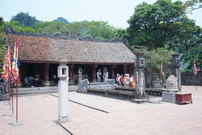 Full Day Hoa Lu/Tam Coc/ Mua Cave Tour by Limousine Bus - Lunch: A Taste of Local Flavors