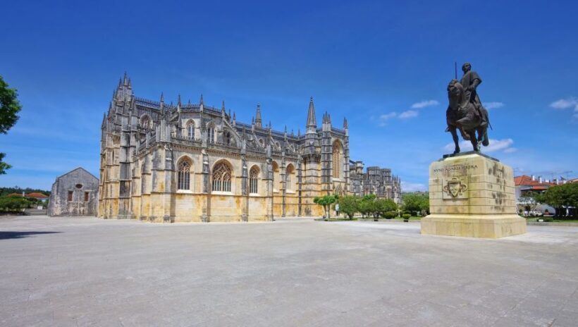 Full Day Private Tour: Fátima, Batalha & Óbidos from Lisbon - Óbidos: A Fairy-Tale Medieval Village