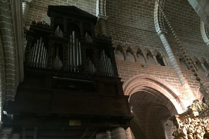 Full Day Private Tour in Évora and Arraiolos - Arraiolos Castle and Church