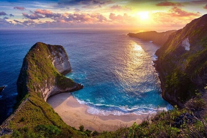Full Day Private Tour to Ubud Waterfall and Uluwatu Sunset - Stop 3: Ubud for Lunch