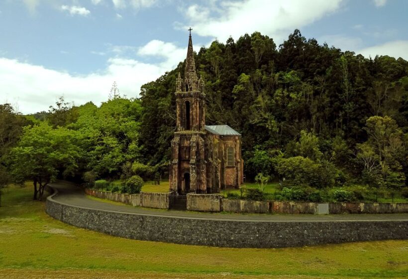Furnas: Tea Plantations, Lake and Volcano Guided Tour - Visiting Pineapple and Banana Plantations