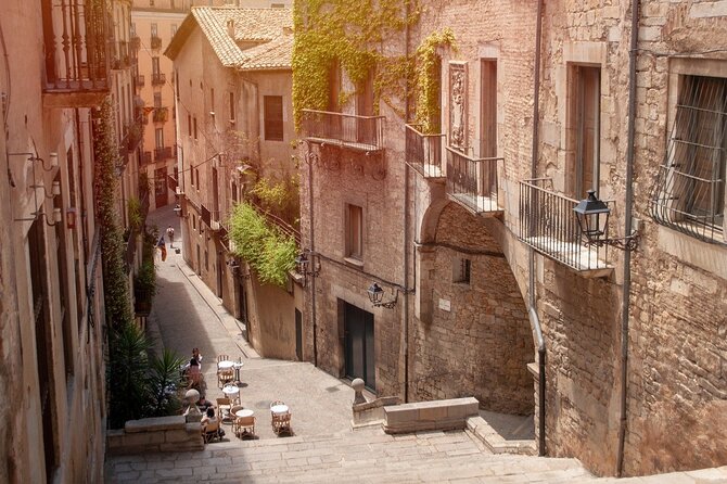 Game of Thrones: Medieval Girona Private Tour With Hotel Pick-Up - Exploring Gironas Old Town