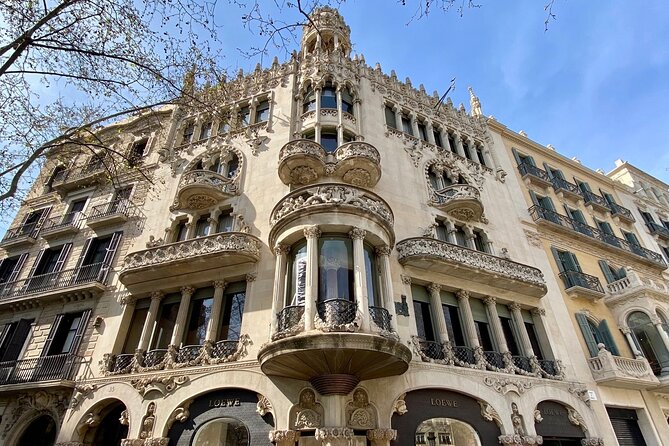 Gaudí and Barcelona Legends Walking Tour - Exploring Gaudís Iconic Works