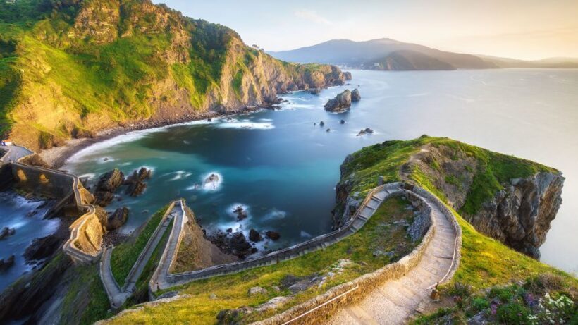 Gaztelugatxe with access, Bermeo and Gernika from Bilbao - Key Points