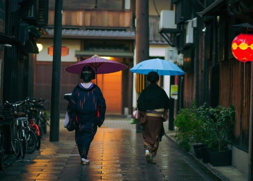 Geisha at Dusk: A Stroll Through Old Kyoto - Key Points