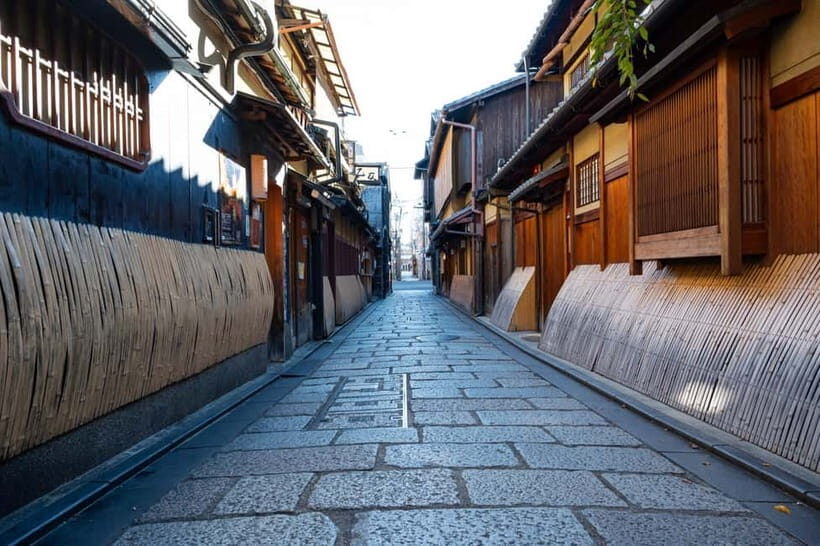 Geisha at Dusk: A Stroll Through Old Kyoto - A Detailed Look at the Tour Experience