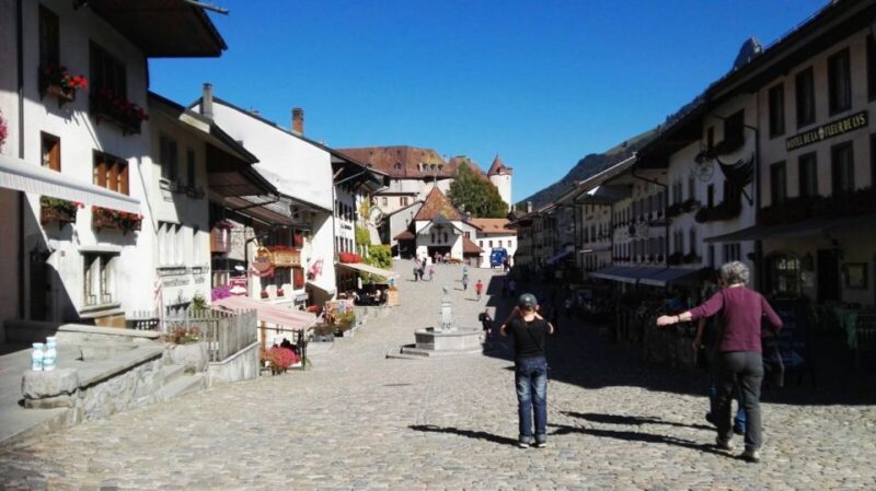 Geneva: Chocolate Tasting & Gruyères Medieval Village Tour - Chocolate Tasting at Maison Cailler