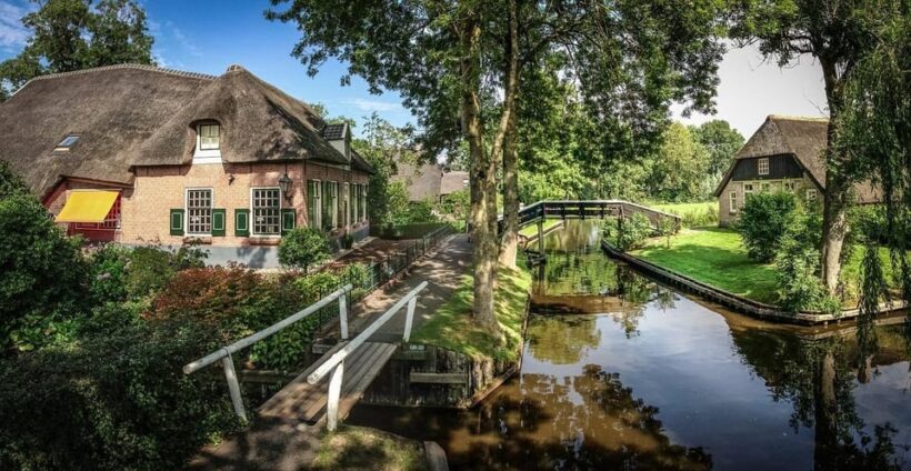 Giethoorn: 2,5 Hours 7 persons boat steeringwheel + cushions - An In-Depth Look at the Giethoorn Boat Experience