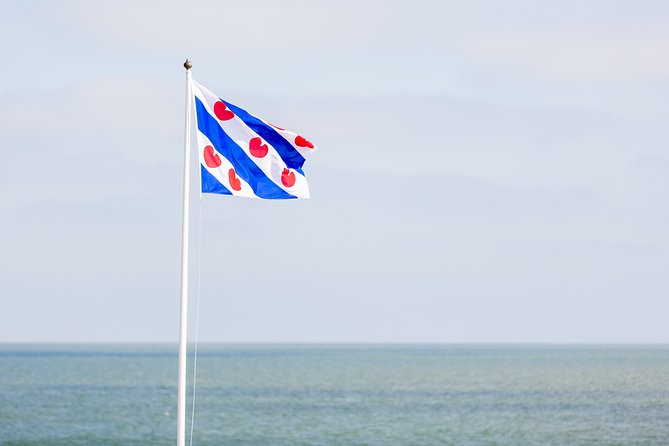 Giethoorn and Afsluitdijk Day Trip From Amsterdam With Boat Trip - Thatched-Roof Farmhouses and Local Cafes in Giethoorn