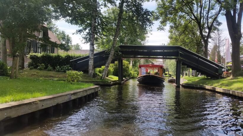 Giethoorn: Canal cruise Giethoorn village and lake - The Experience: What to Expect from the Canal Cruise