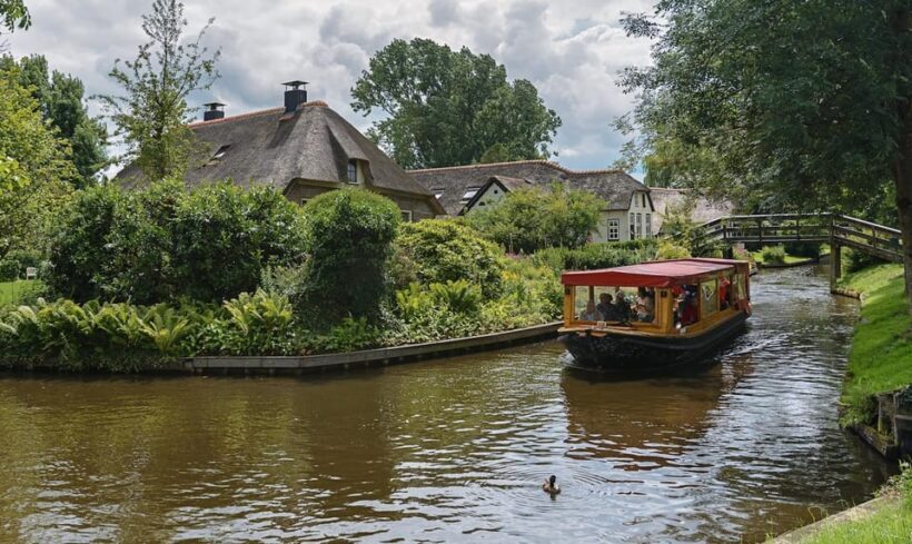 Giethoorn: Canal cruise Giethoorn village and lake - The Sum Up