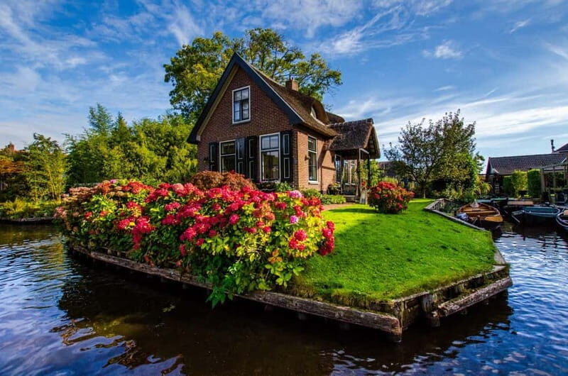 Giethoorn: Canal Cruise & lake Tour & Sightseeing Village - Key Points