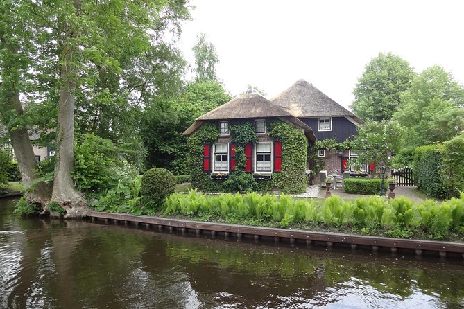 Giethoorn Day Tour from Amsterdam with Small Boat Ride - Visualize the Experience