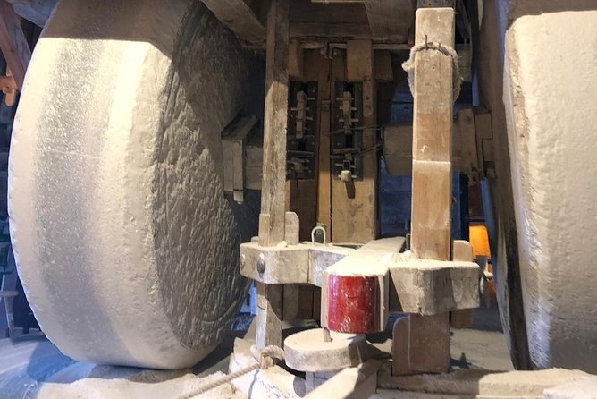 Giethoorn Private Day Tour With Canal Cruise and Windmills From Amsterdam - Iconic Windmills at Zaanse Schans