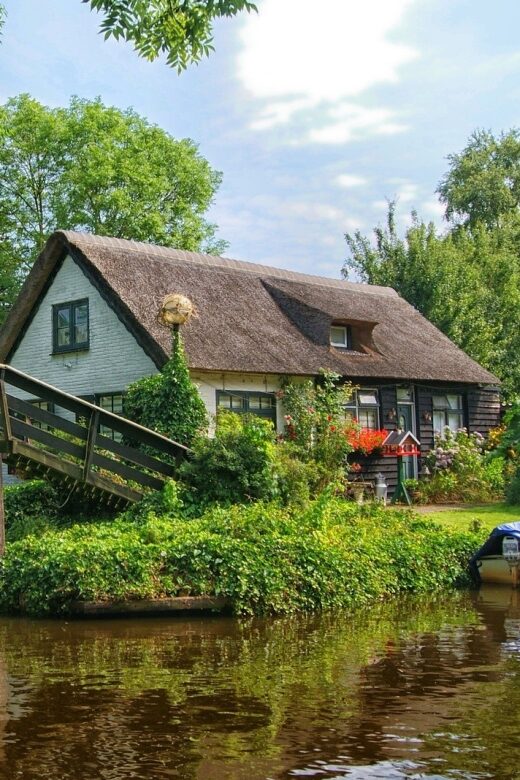 Giethoorn: Private Day Trip with Boat Tour from Amsterdam - The Scenery and Authenticity