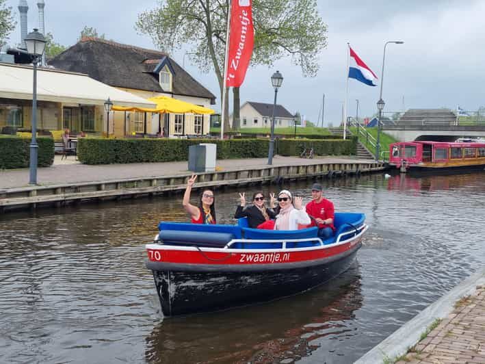 Giethoorn private tour with open boat and local captain - Key Points