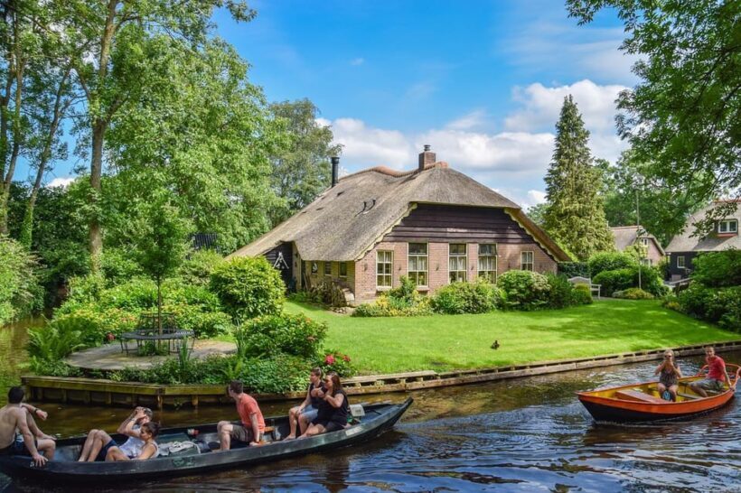 Giethoorn: Round trip from Amsterdam optional guided cruise - An ideal way to visit Giethoorn without the stress