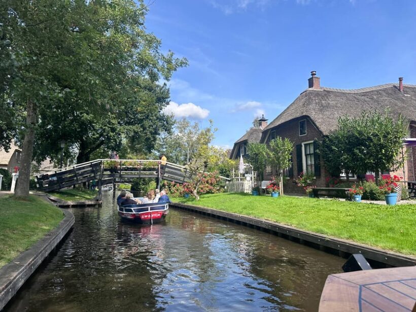 Giethoorn: Round trip from Amsterdam optional guided cruise - What’s included and what’s not