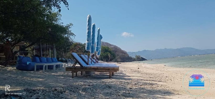 Gili Trawangan: The Beach Bar - Sunbed with Cocktail & Chill - Key Points