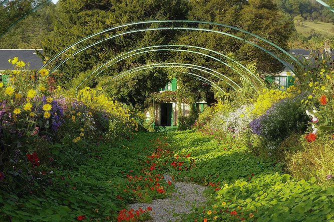 Giverny Half Day Guided Trip With Monets House & Gardens From Paris by Minivan - Highlights of the Tour