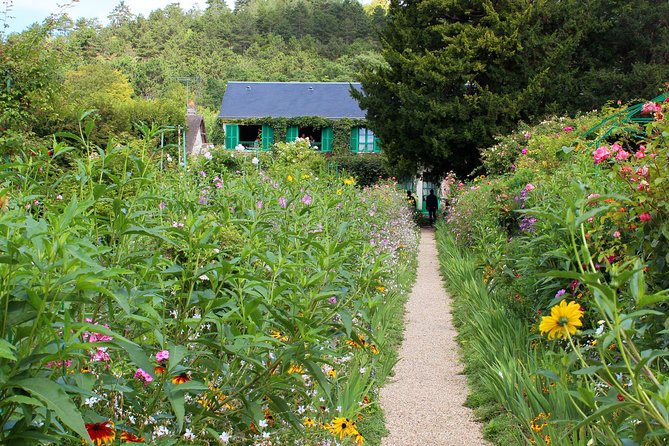 Giverny Monets House & Versailles Palace Day Trip From Paris - Key Points