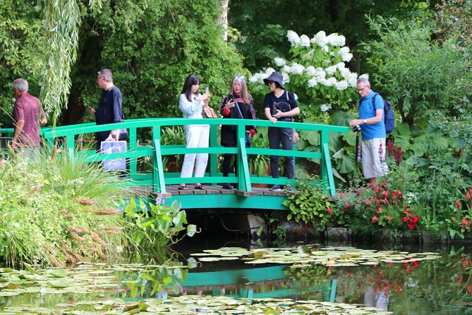 Givernys House & Gardens Plus Versailles Palace Day Trip With Lunch From Paris - Visiting Giverny: Claude Monets Home and Gardens