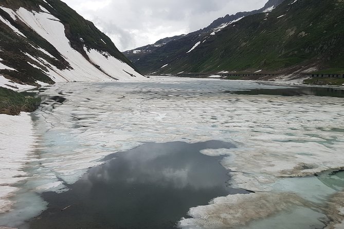 Glacier Express Panoramic Train Round Trip From Zürich With Private Guide - Lunch Service on the Train