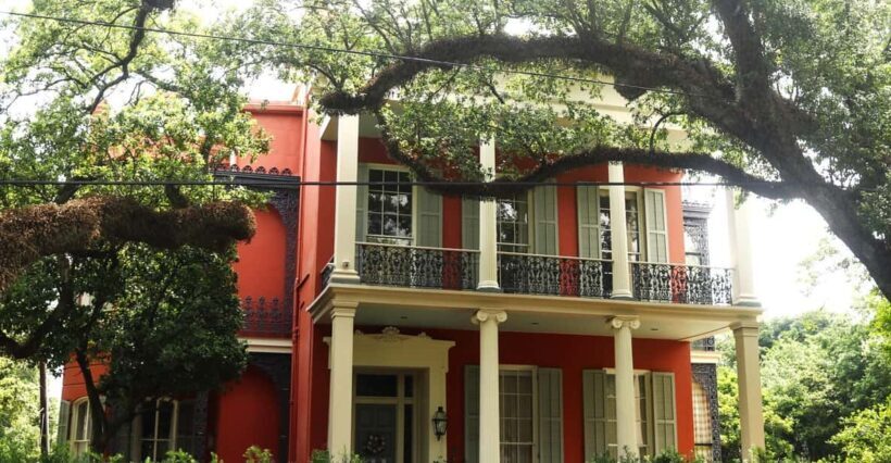 Gossip & Grandeur: A Stroll Through NOLAs Garden District - Key Points