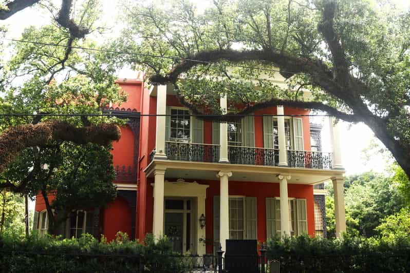 Gossip & Grandeur: A Stroll Through NOLAs Garden District - Key Points