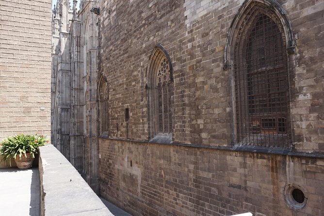 Gothic Quarter Insights & Tapas Experience - Hidden Courtyards and Medieval Alleyways