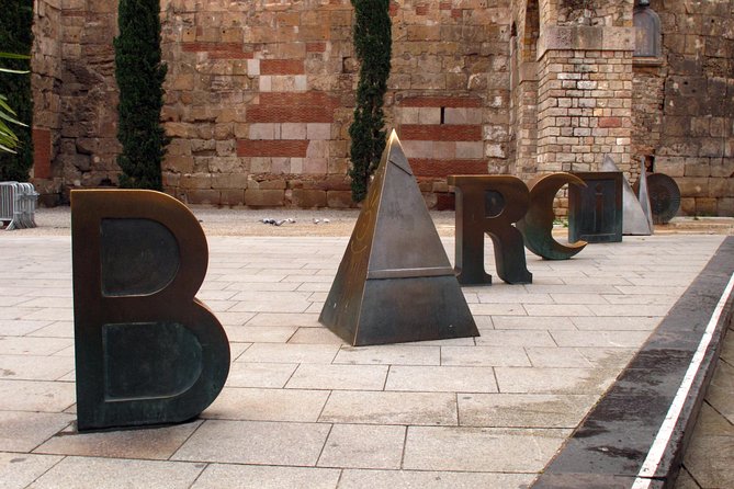 Gothic Quarter Insights & Tapas Experience - Striking Architecture and Captivating Stories