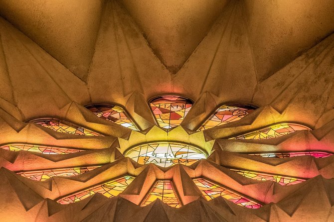 Gothic Quarter Private Tour With Sagrada Familia Skip the Line - Accessibility and Guidelines